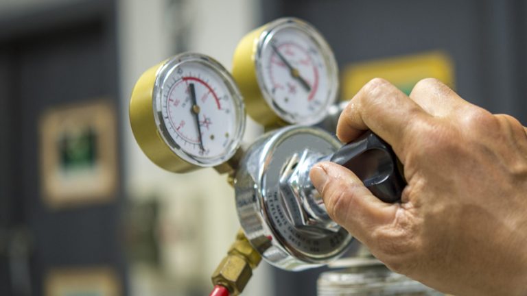 How do you use a dynamometer?